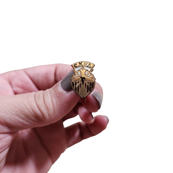 Accessories | Vintage Gold Toned Catholic Knights Of America Enamel Pin ...